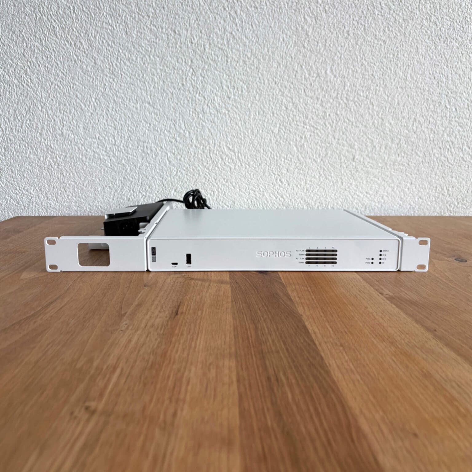 Sophos Rackmount kit with adapter bracket for XGS 116(w)/118(w)/126(w ...